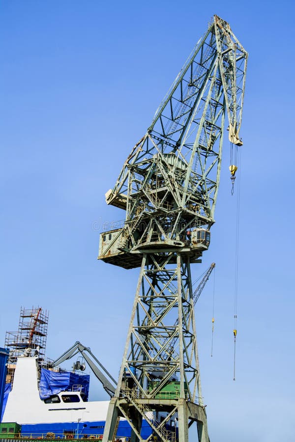 Historischer Kran in Der Werft in Gdansk, Polen Stockfoto - Bild von ...