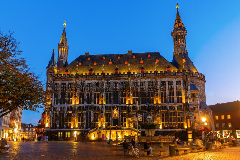 Historisches Rathaus Nachts in Aachen, Deutschland Redaktionelles ...