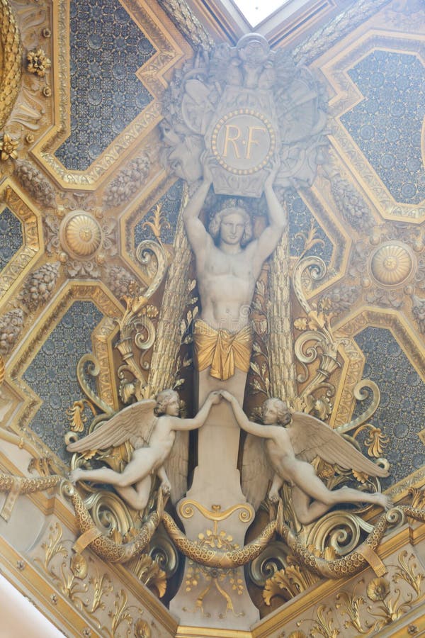 Historiska Statyer - Louvre, Paris Redaktionell Arkivbild - Bild av ...