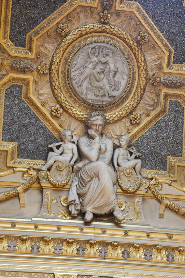 Historiska Statyer - Louvre, Paris Redaktionell Arkivfoto - Bild av ...