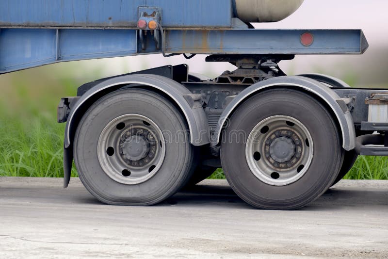 Hjul Och Gummihjul Av Lastbilen Arkivfoto - Bild av gummi, knacka: 93839988