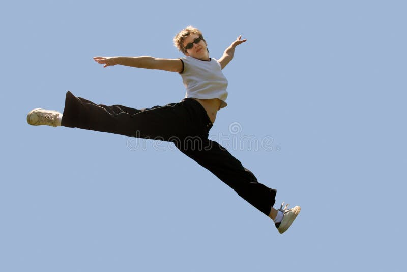 Der Junge Hoch Springend in Die Luft Stockfoto - Bild von junge, jungen ...