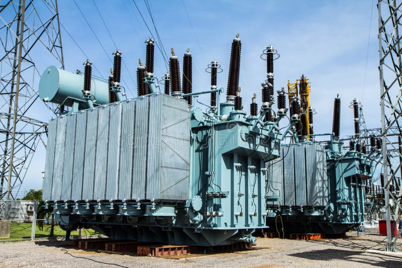 Hochspannungstransformator stockbild. Bild von industriell - 25693041