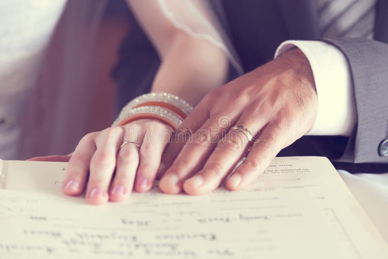 Männliche Und Weibliche Hände Mit Hochzeitsringen Stockbild - Bild von ...