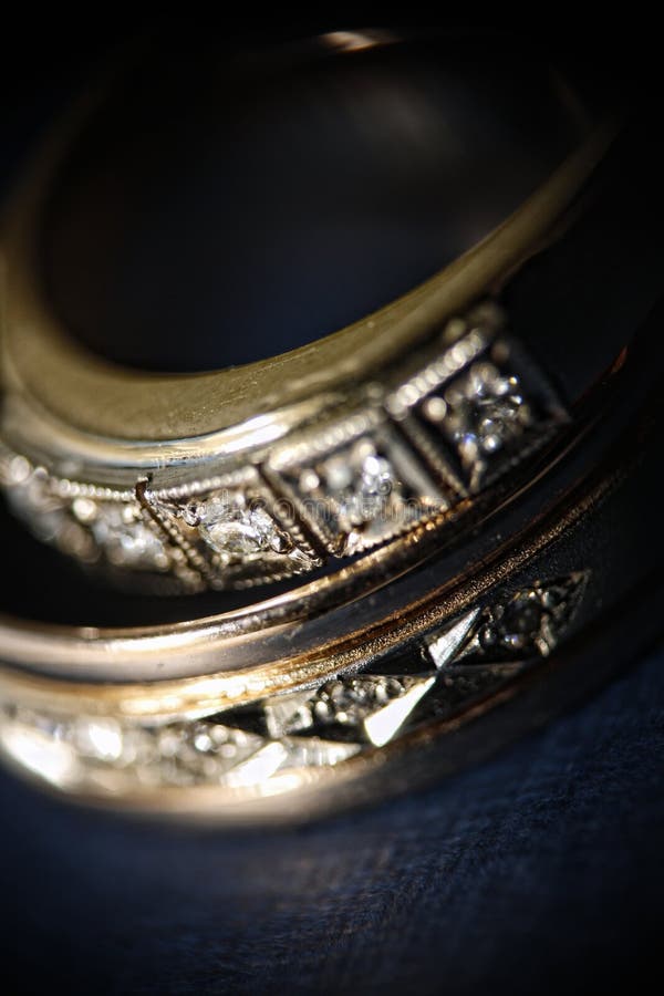 Zwei Hände Mit Hochzeitsringen Im Balck Und Im Weiß Stockbild - Bild ...