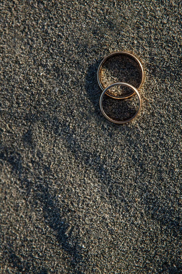 Hochzeitsringe Auf Dem Strand Stockfoto - Bild von symbol, gold: 80425874