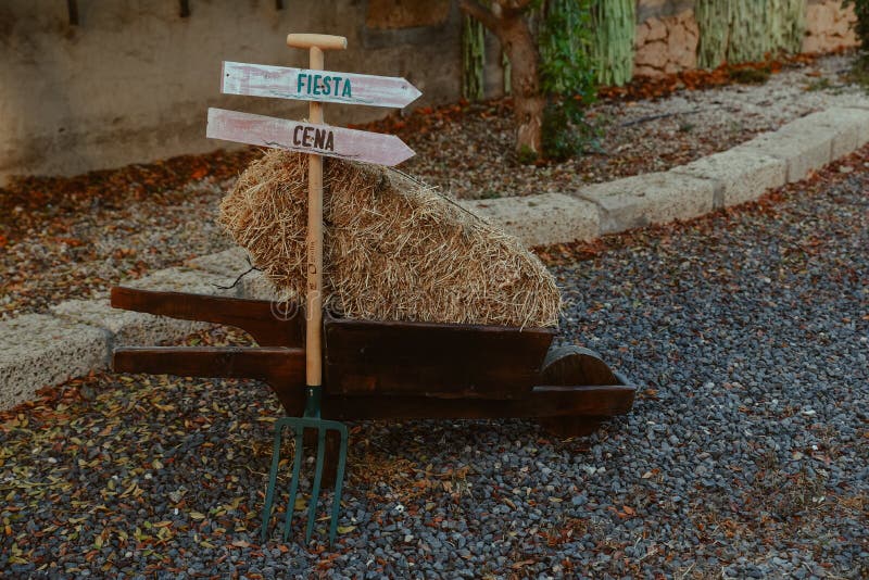 Hochzeitszeichen Auf Einer Heurolle Stockbild - Bild von bauernhof ...