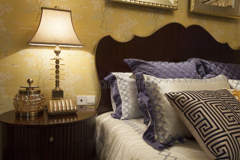 Hogar agradable foto de archivo. Imagen de candelabro - 35448486