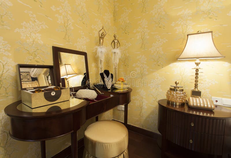 Hogar agradable foto de archivo. Imagen de flores, arte - 35448496