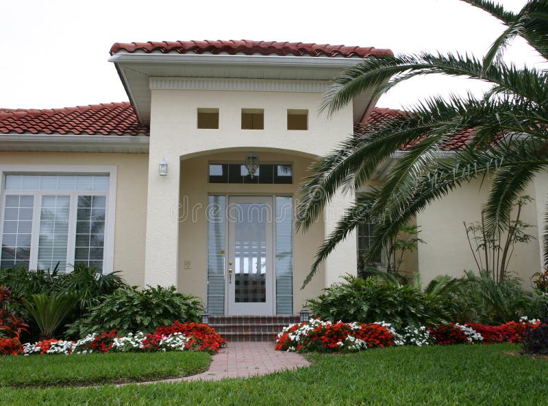 Hogar cómodo foto de archivo. Imagen de palma, acera, rojo - 248876