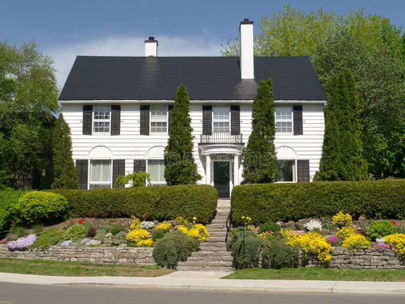 Casa Del Colonial-estilo Construido De La Madera Y Pintado Azul Y ...