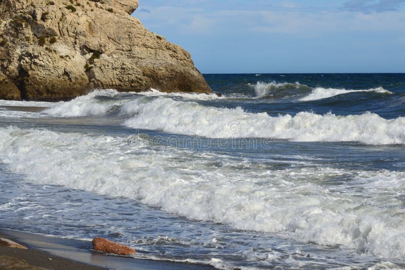 Hoge golven stock afbeelding. Image of eiland, bewolkt - 171329279