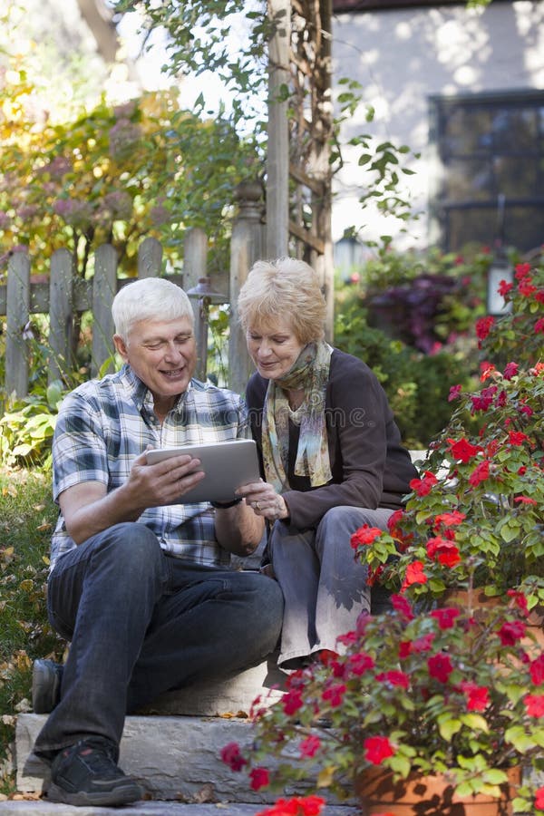 Hoger Paar Dat Digitale Tablet Bekijkt Stock Afbeelding - Image of ...