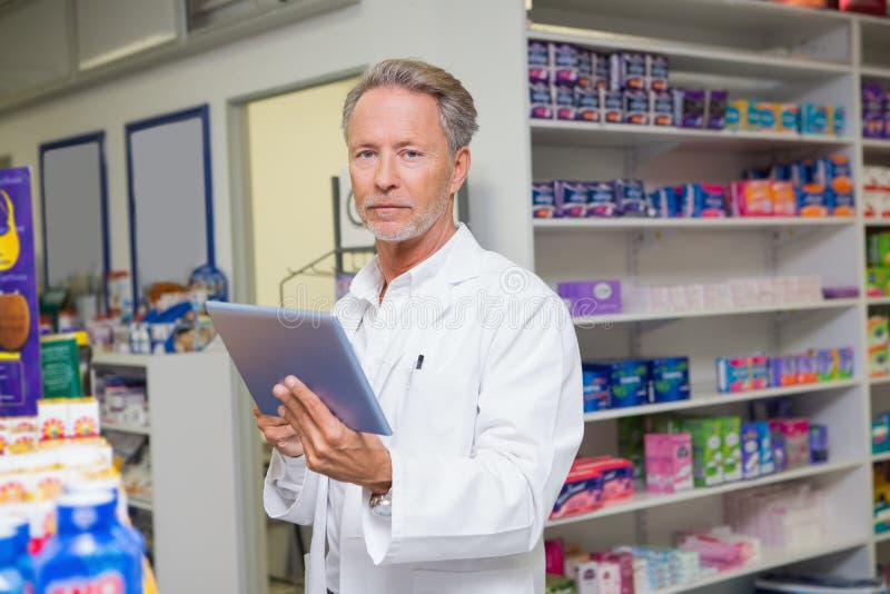 Team Van Apotheker Gebruikend Tablet En Houdend Medicijn Stock ...