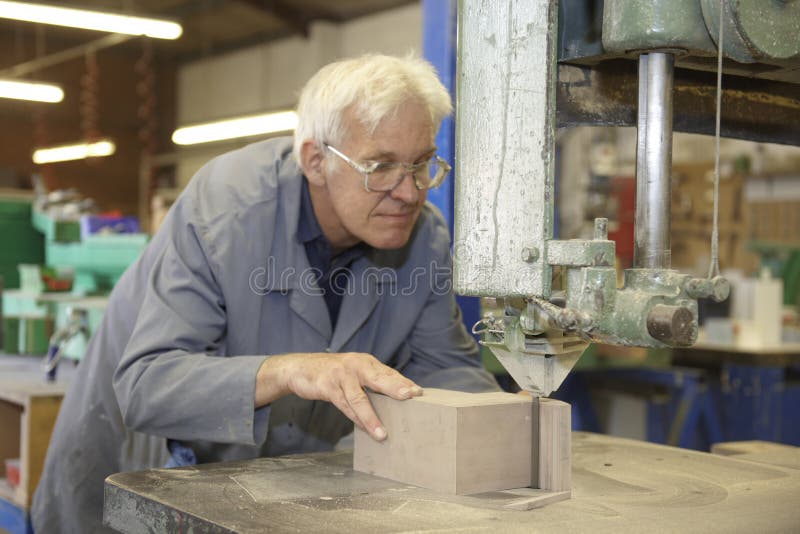 Hogere arbeider stock foto. Image of hulpmiddelen, werkman - 14218242