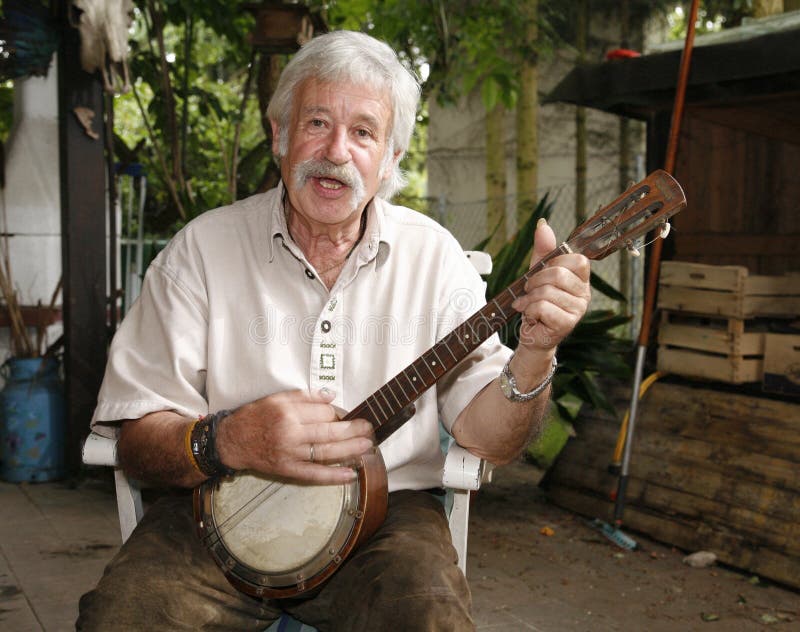 Hogere Mens Die De Banjo Speelt Stock Foto - Image of spel, oudste: 5467008