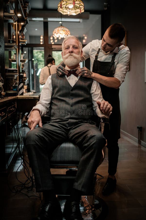 Hogere Mensen Bezoekende Herenkapper in Kapperswinkel Stock Foto ...