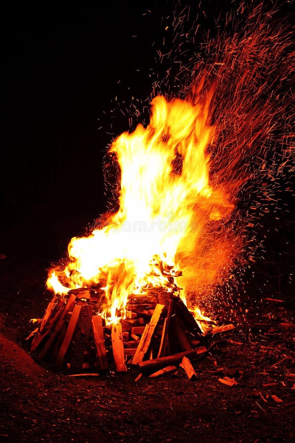 Hoguera grande foto de archivo. Imagen de chispas, modelo - 26016696