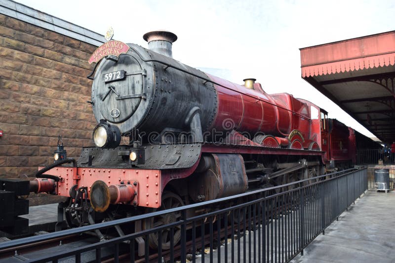 Hogwarts Express Platform 9 3 4 Train Editorial Photo - Image of ...