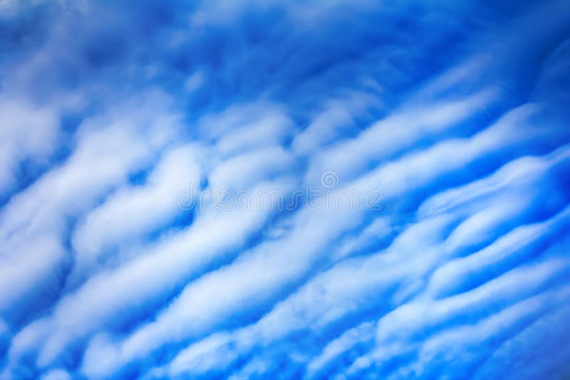 Altocumulus-Wolken stockbild. Bild von wolken, altocumulus - 28369295