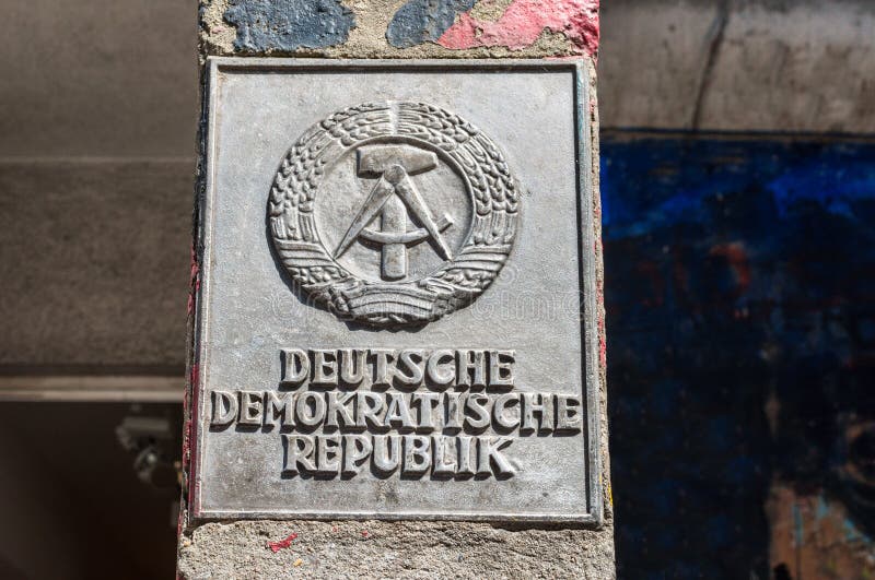 DDR-Zeichen Und Roter Stern In Berlin Redaktionelles Stockfoto - Bild ...