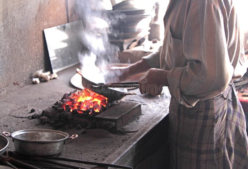Hojalatero O Calderero Turco Tradicional Imagen de archivo - Imagen de ...