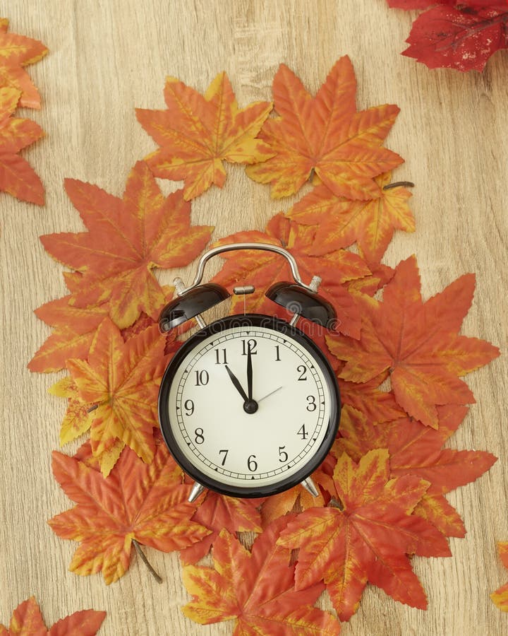 Hojas Del Reloj De Autumn Black Foto de archivo - Imagen de alarmar ...