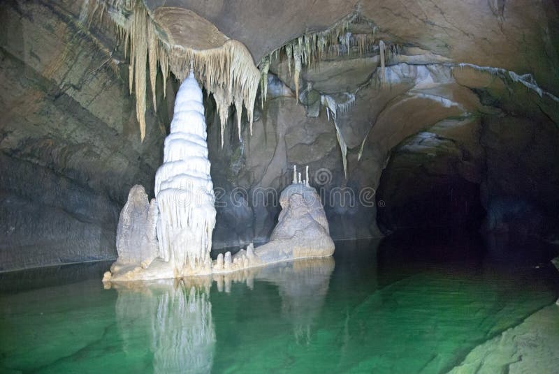 Hol Met Stalagmieten En Stalactieten Stock Foto - Image of donker ...