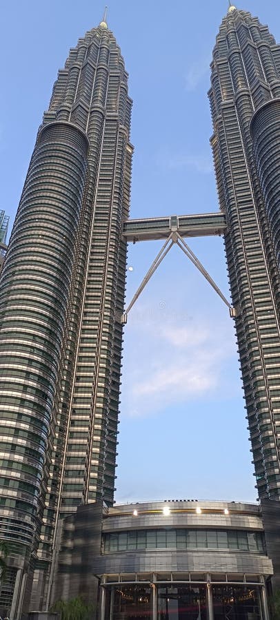 Holiday Inn Twins Tower Klcc Editorial Image - Image of building, city ...