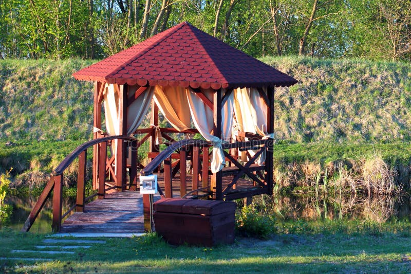 Laube im Garten stockbild. Bild von tranquil, sommer - 32320297