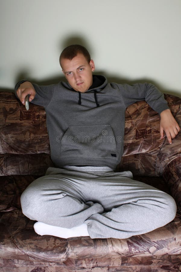 Hombre Aburrido Que Ve La TV Imagen de archivo - Imagen de hospitalidad ...