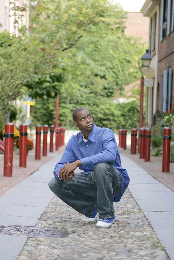 Hombre agachado foto de archivo. Imagen de masculino, americano - 7369464