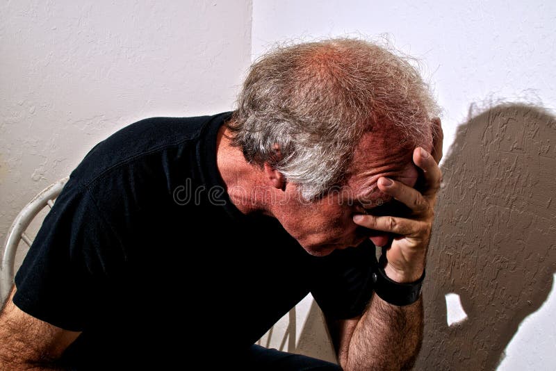 Hombre Apenado Que Lleva a Cabo La Cabeza Imagen de archivo - Imagen de ...