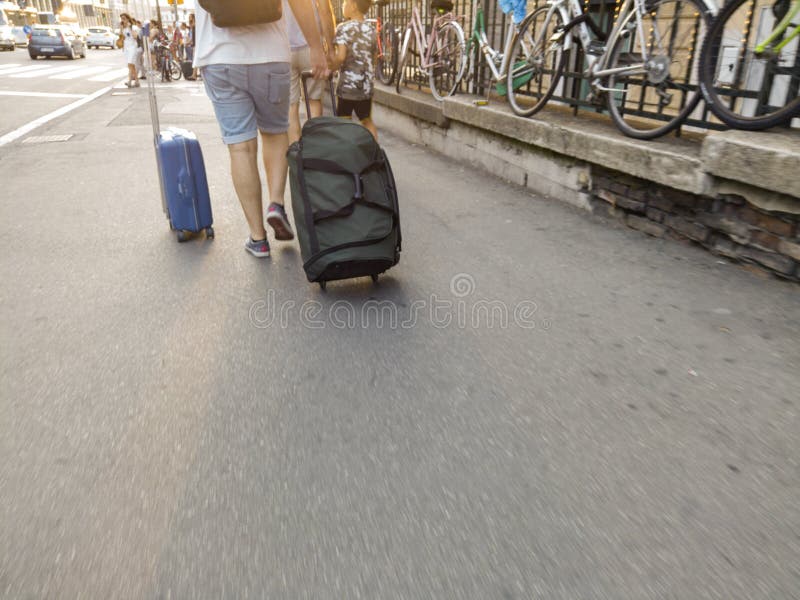 Hombre Arrastrando Maleta De Rodillo Foto de archivo - Imagen de ...