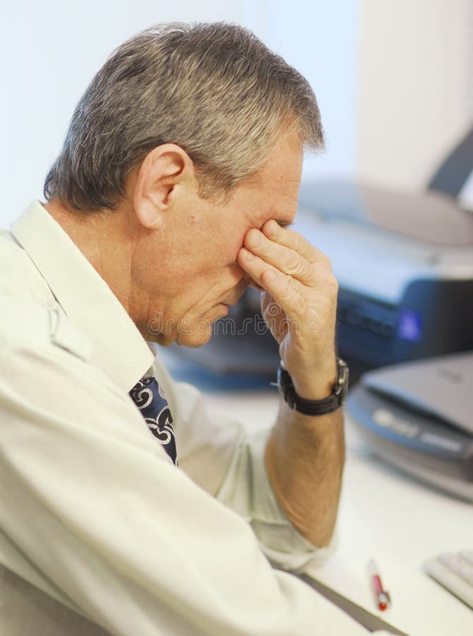 Hombre cansado foto de archivo. Imagen de funcionario - 3934970