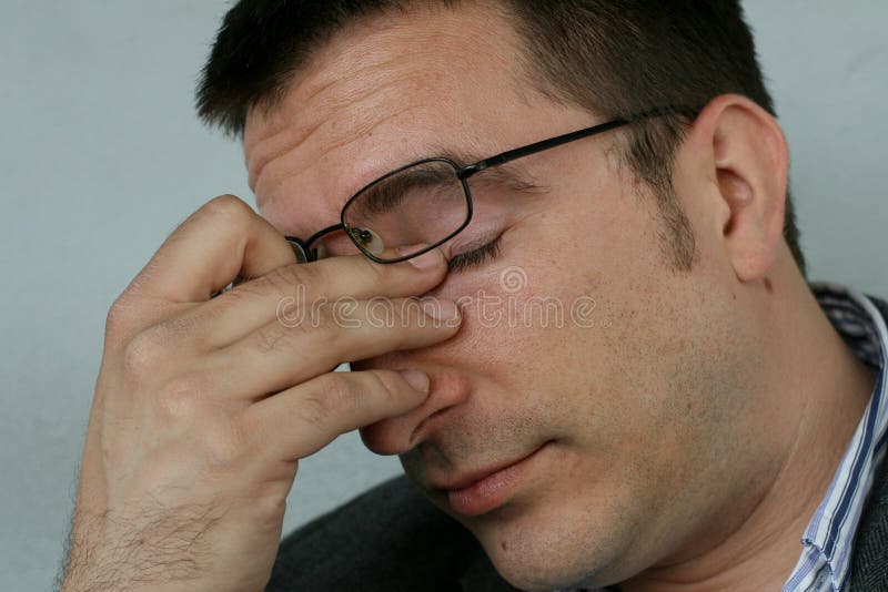 Hombre cansado imagen de archivo. Imagen de ordenador - 9653343