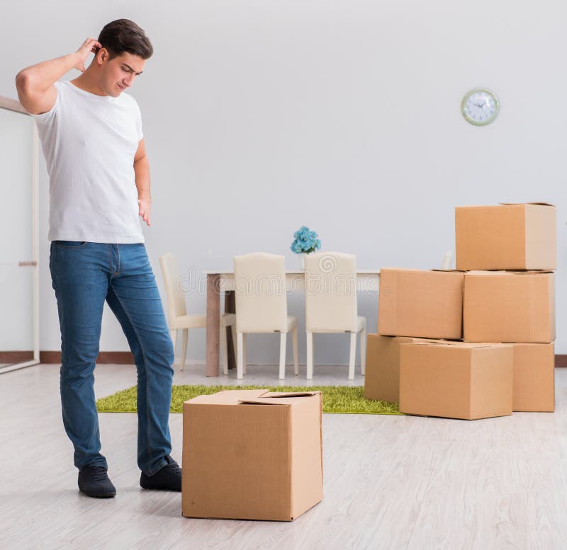 Hombre Cargando Cajas En Casa Foto de archivo - Imagen de salida ...