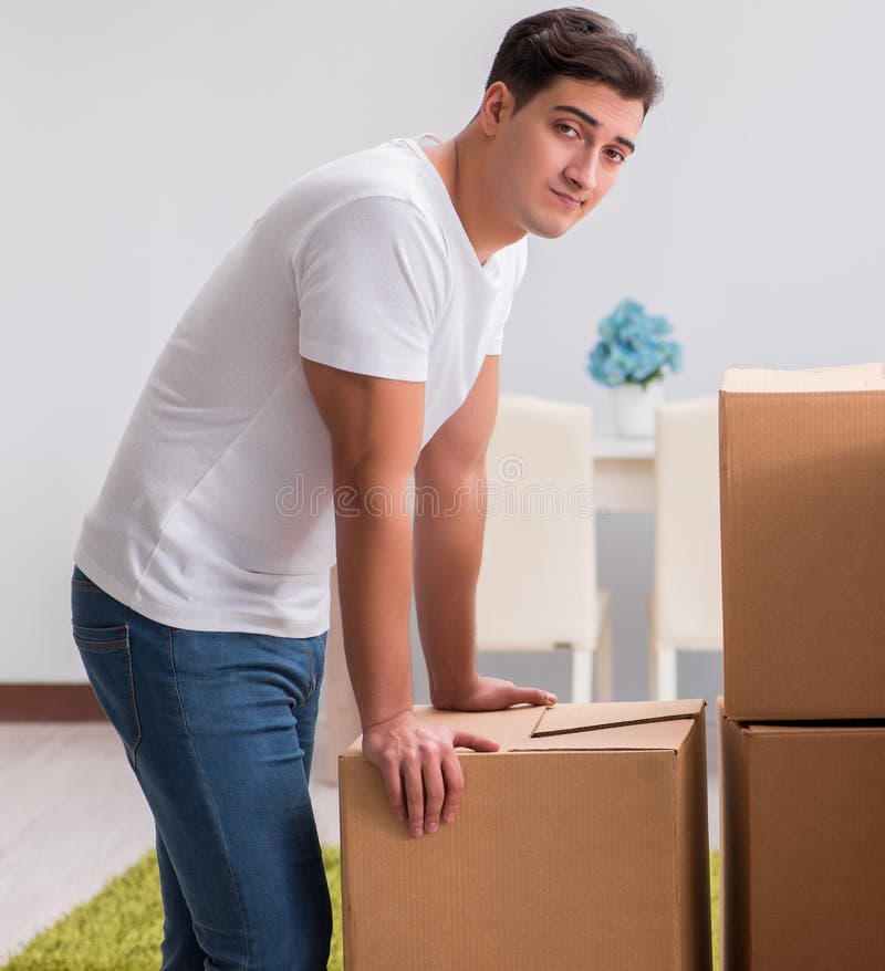 Hombre Cargando Cajas En Casa Foto de archivo - Imagen de conjunto ...
