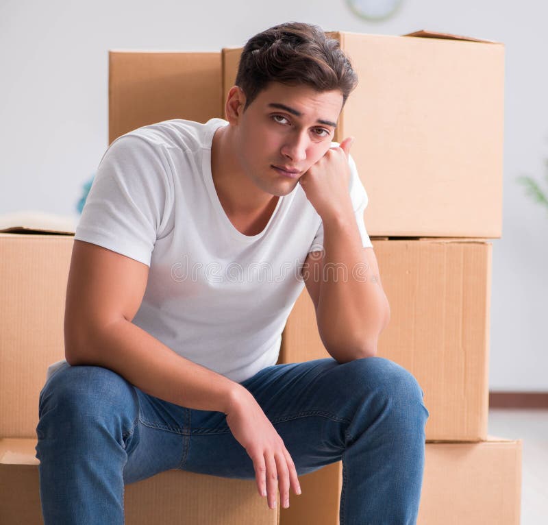 Hombre Cargando Cajas En Casa Imagen de archivo - Imagen de pesado ...