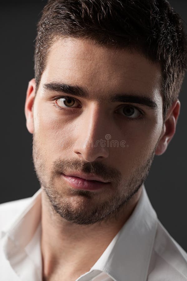 Hombre caucásico hermoso foto de archivo. Imagen de serio - 34867378