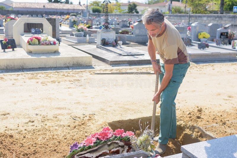Hombre Cavando En El Cementerio Foto de archivo - Imagen de verde ...