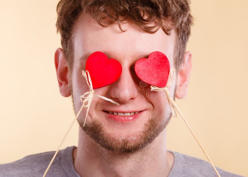 Hombre cegado por el amor foto de archivo. Imagen de hombre - 99655772