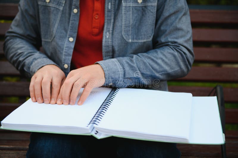 Hombre Ciego Leyendo Tocando Libro En Braille Foto de archivo - Imagen ...