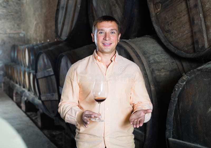 Hombre Con Copa De Vino En Bodega. Imagen de archivo - Imagen de ...