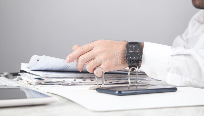 Hombre Con Documentos En El Cargo. Negocio Foto de archivo - Imagen de ...