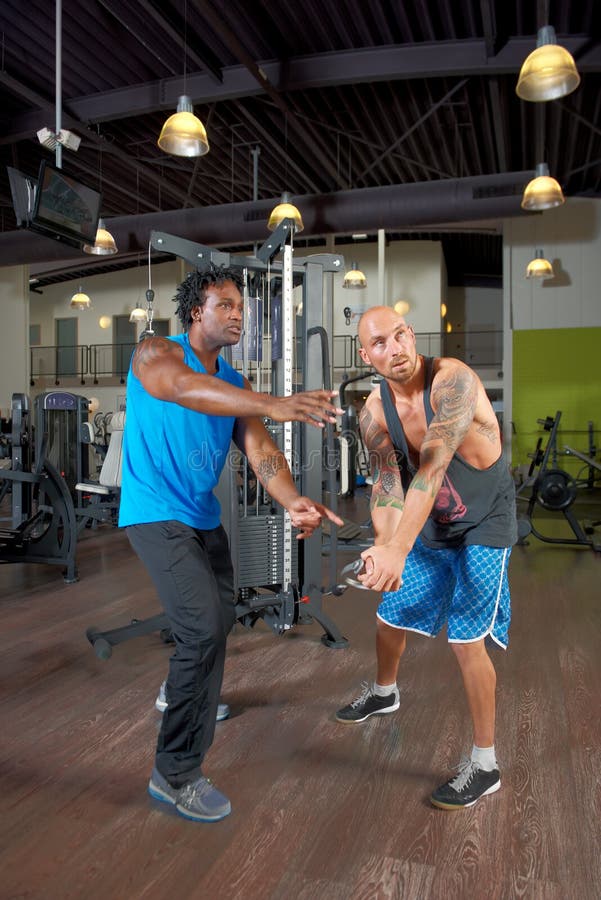 Hombre Con El Instructor En Gimnasio Imagen de archivo - Imagen de ...