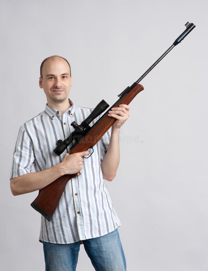 Hombre con el rifle imagen de archivo. Imagen de tenencia - 25730005