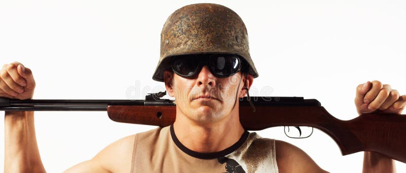 Hombre con el rifle foto de archivo. Imagen de sunglasses - 5715000