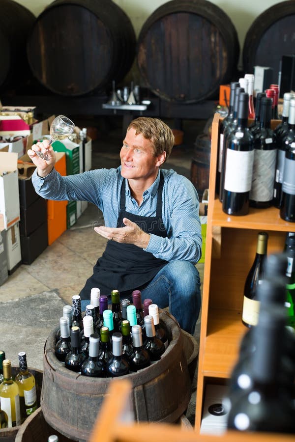 Hombre Con El Vidrio De Vino En Bodega Foto de archivo - Imagen de ...