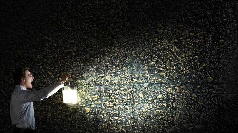 Hombre con la linterna foto de archivo. Imagen de exterior - 47111930